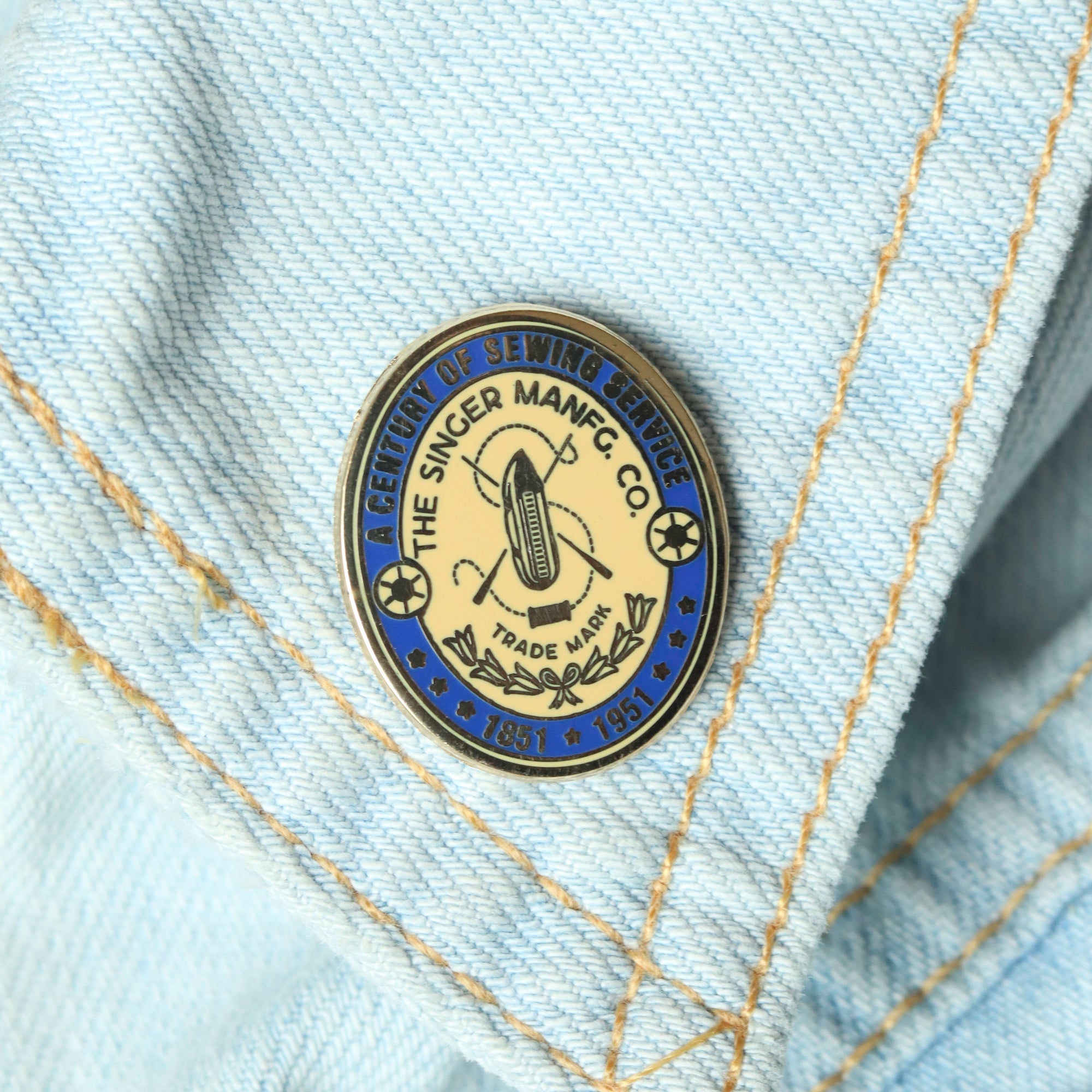 Singer Featherweight 221 Lapel Pin - Centennial Badge 1851-1951 – The ...