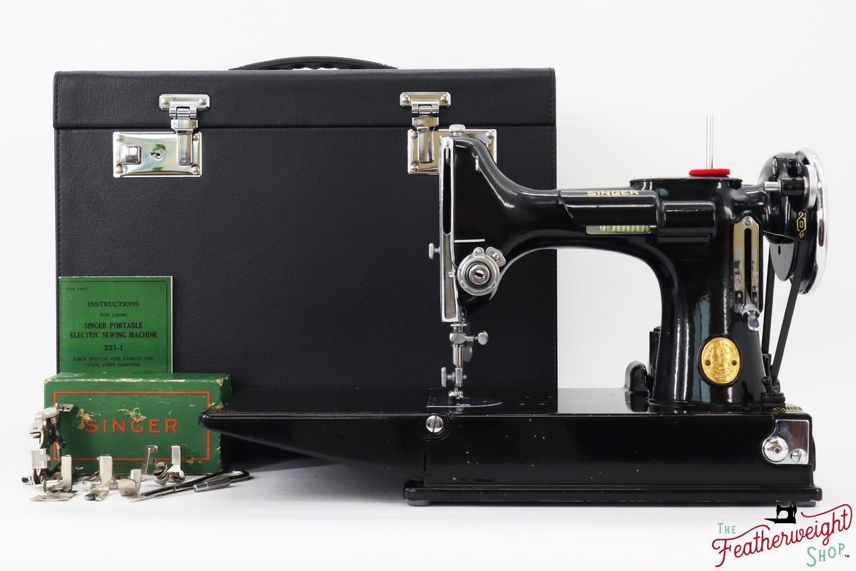 Singer Featherweight 221 Sewing Machine, "First-Run" 1933 AD5505 ...