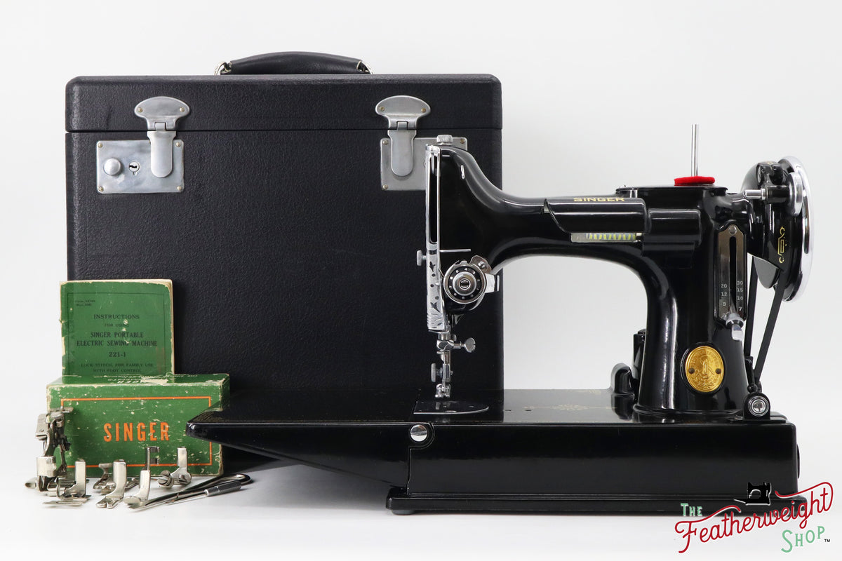 Singer Featherweight 221 Sewing Machine, AF39038* - 1939 – The Singer ...