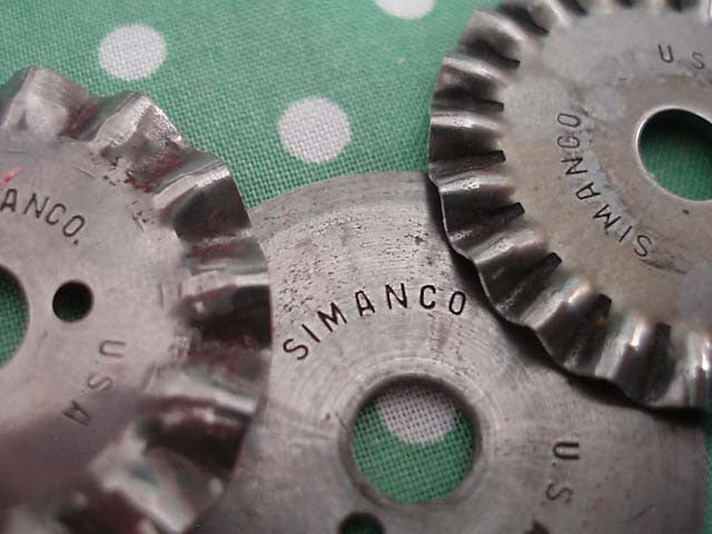 Singer Hand Crank Pinker / Pinking Attachment Blade – The Singer ...