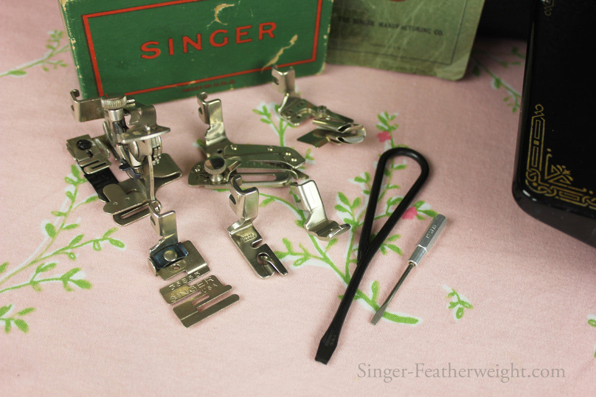 Singer Featherweight 221 Sewing Machine, CHICAGO BADGE 1934 AD543 ...