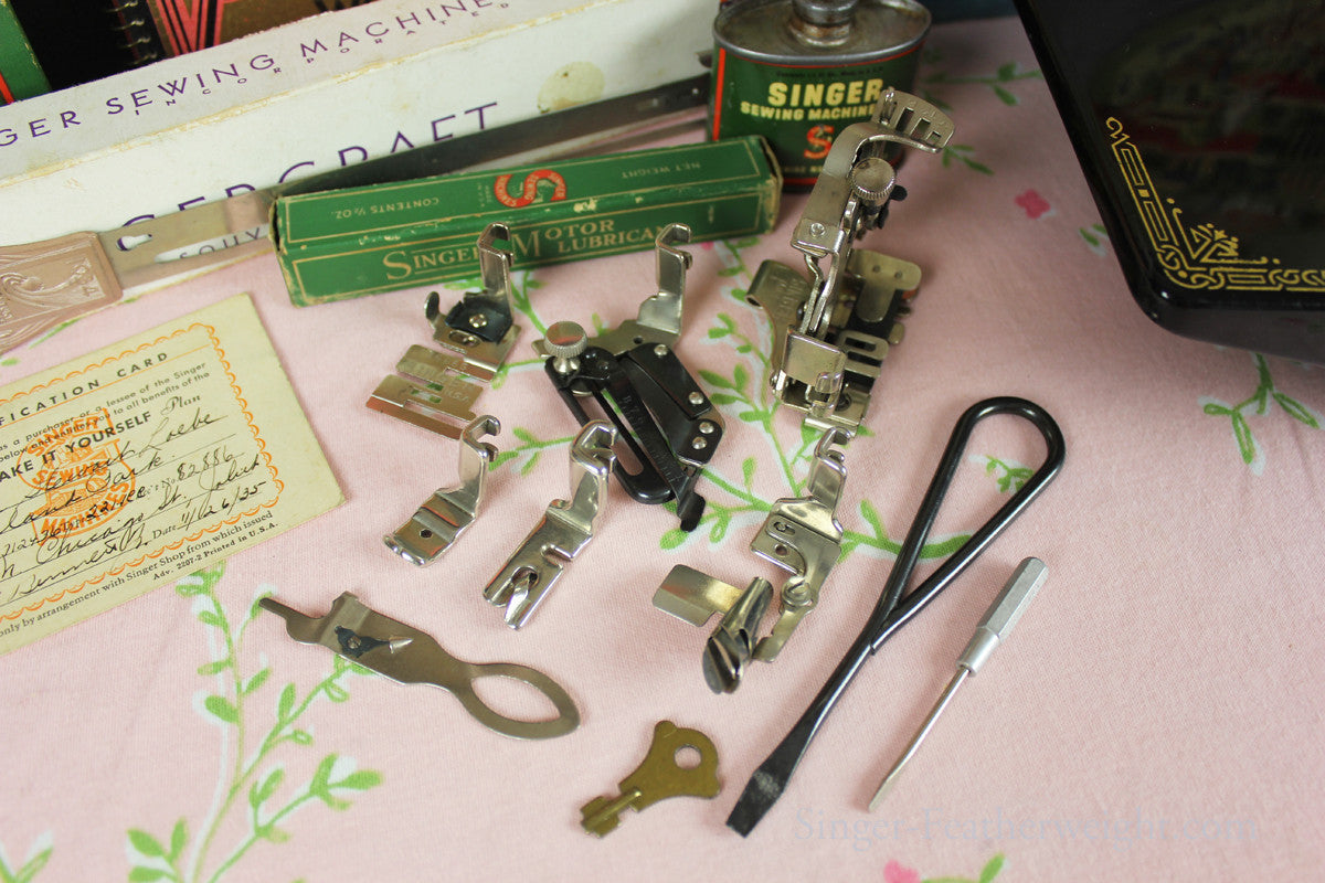 Singer Featherweight 221 Sewing Machine, CHICAGO BADGE 1934 AD721 ...