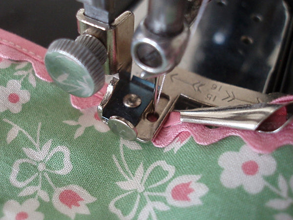 Boxed Set of Singer Featherweight 221 Attachments – The Singer ...