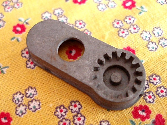 Eyelet Cam for Singer Buttonholer Attachment #160506 and #160743 – The ...